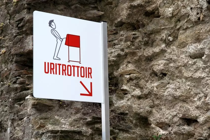 L-urinali ta’ barra jqajmu taħwid wara li ġew installati fit-toroq ta’ Pariġi 44977_3