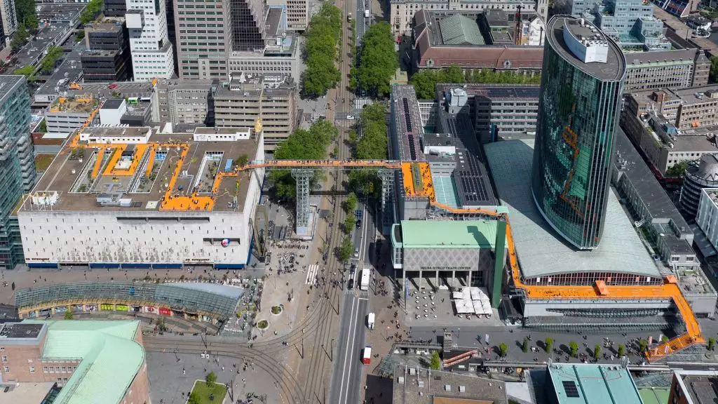 MVRDV skapar en 600 meter lång gångväg som överbryggar Rotterdams tak