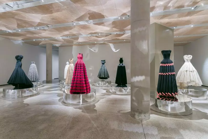 Tim pameran Museum Desain Azzedine Alaïa nggawe rasukan nganggo layar sing digawe khusus 45132_1