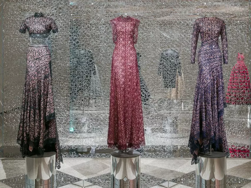 Azedine Alaïa's Design Museum aranse awọn ẹgbẹ awọn aṣọ pẹlu awọn iboju ti aṣa 45132_2