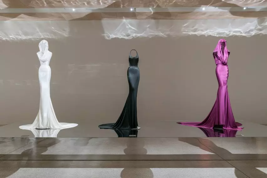 Ang Azzedine Alaïa's Design Museum exhibition team ay nagsusuot ng mga custom-made na screen 45132_3