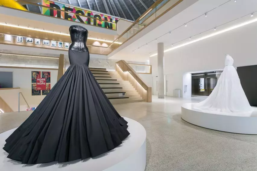 Azedine Alaïa's Design Museum aranse awọn ẹgbẹ awọn aṣọ pẹlu awọn iboju ti aṣa 45132_4