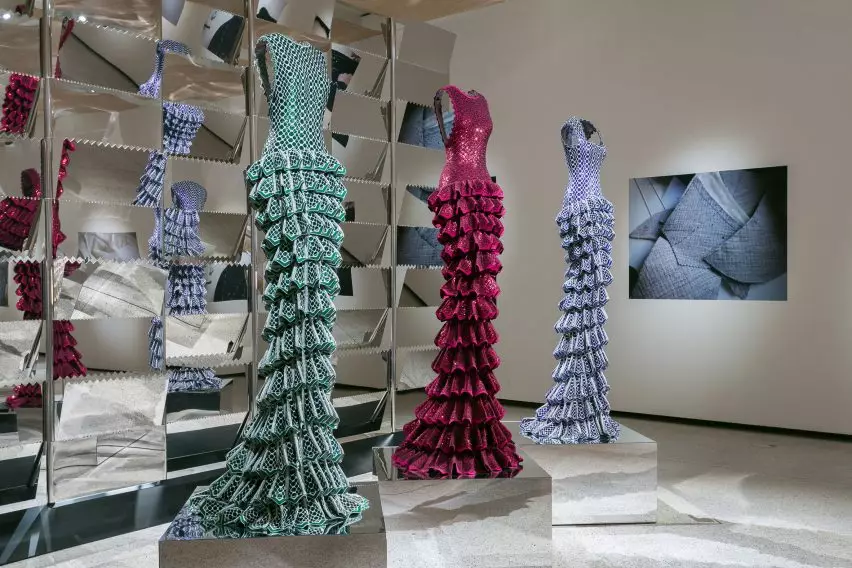 Azedine Alaïa's Design Museum aranse awọn ẹgbẹ awọn aṣọ pẹlu awọn iboju ti aṣa 45132_5