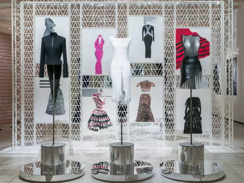 Tim pameran Museum Desain Azzedine Alaïa nggawe rasukan nganggo layar sing digawe khusus 45132_7