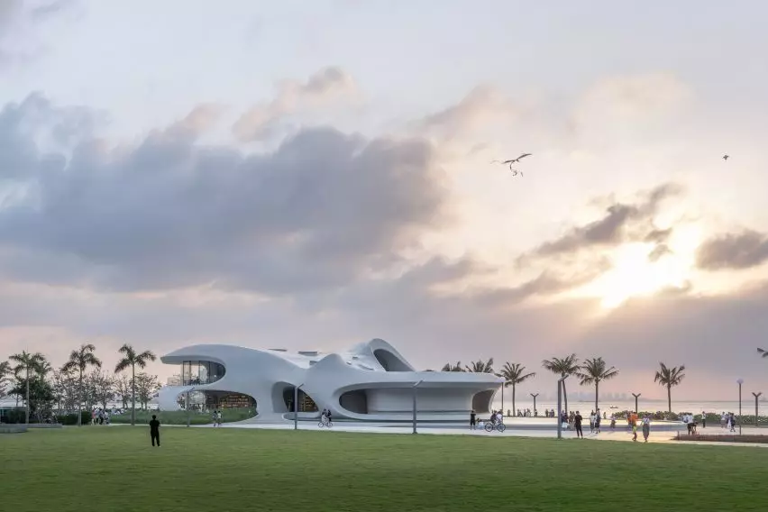 Ein gewundener Pavillon aus weißem Beton von MAD