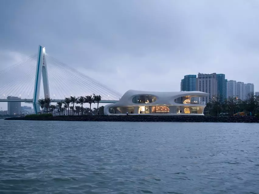 Die weiße Betonfassade der Wolkenlandschaft von Haikou