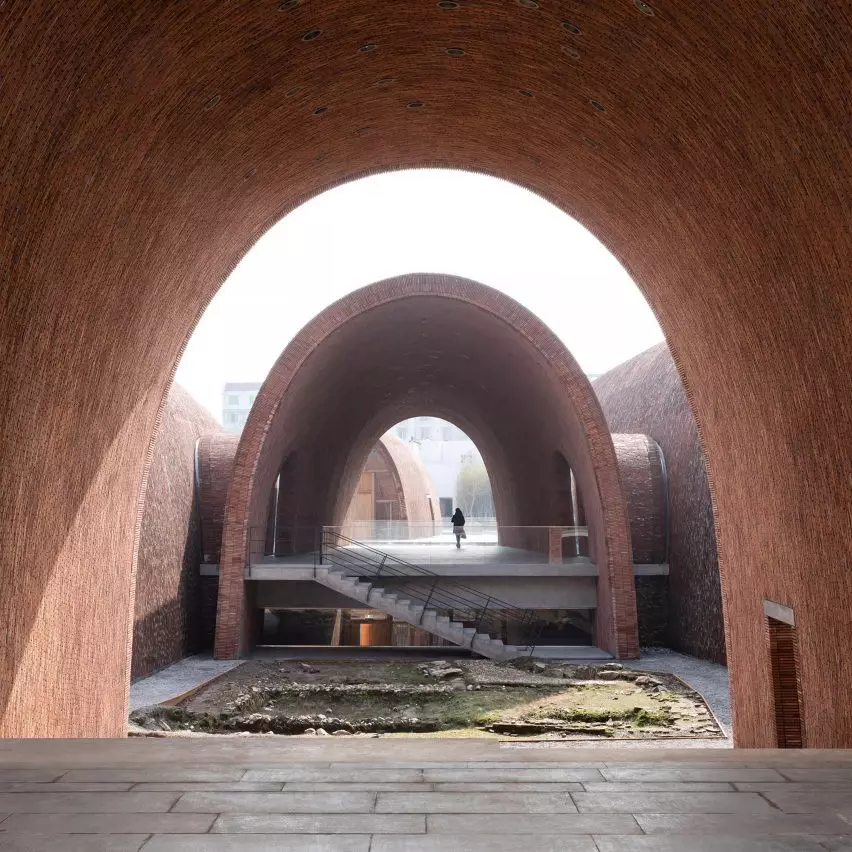 10 projek seni bina Cina terbaik Dezeen pada tahun 2020: Muzium Kiln Imperial Jingdezhen, Jingdezhen, oleh Studio Zhu-Pei