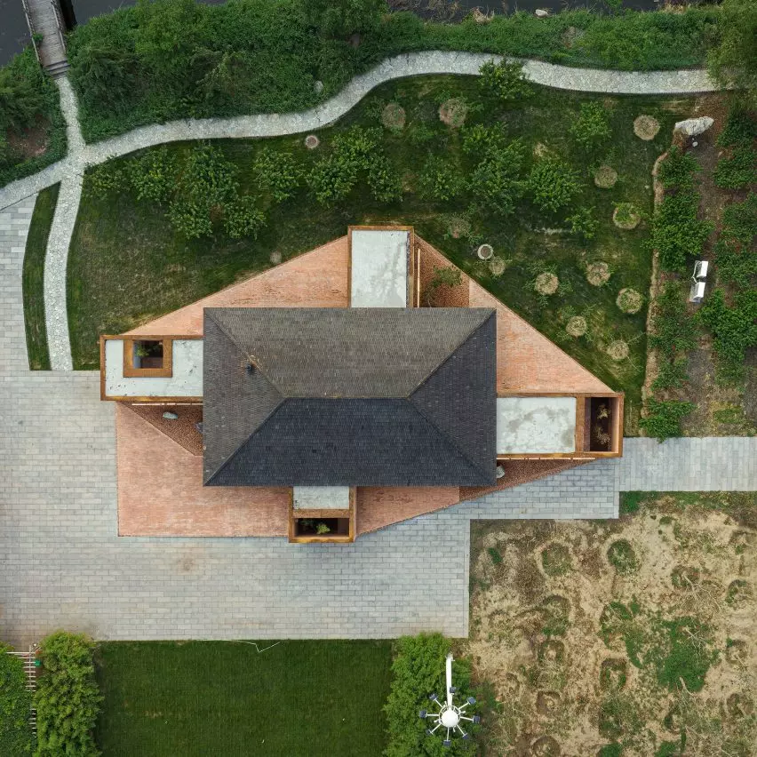 10 projek seni bina Cina terbaik Dezeen pada 2020: Courtyard Villa, Hebei, oleh Arch Studio