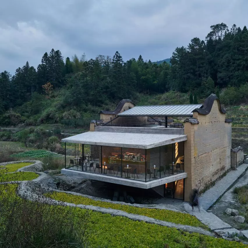 10 proyek arsitektur Cina terbaik Dezeen tahun 2020: Toko Buku Paddy Field, Fuijian, oleh Trace Architecture Office