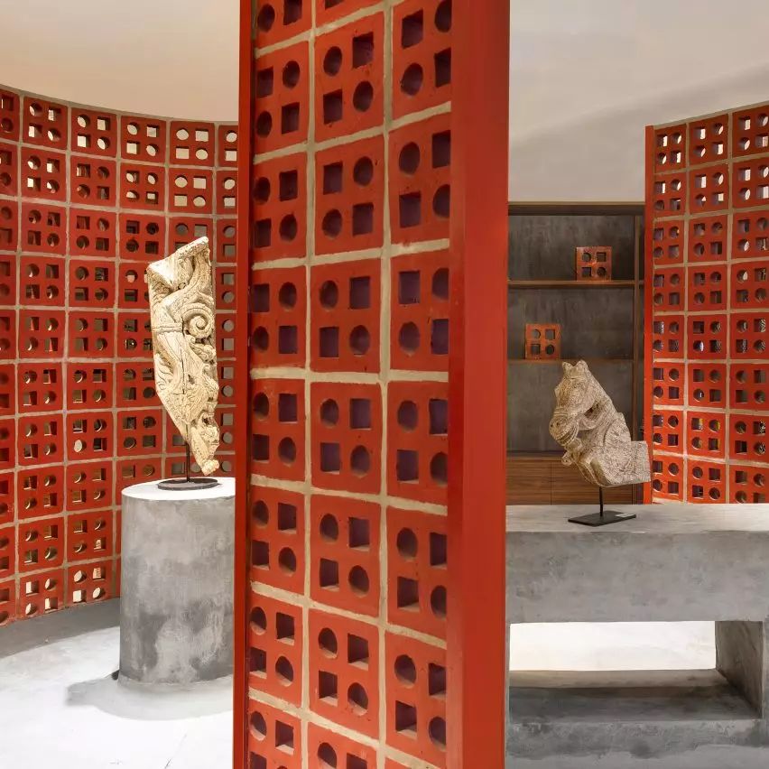 Indian architecture ng 2020: Terracotta brick screens sa Indian store