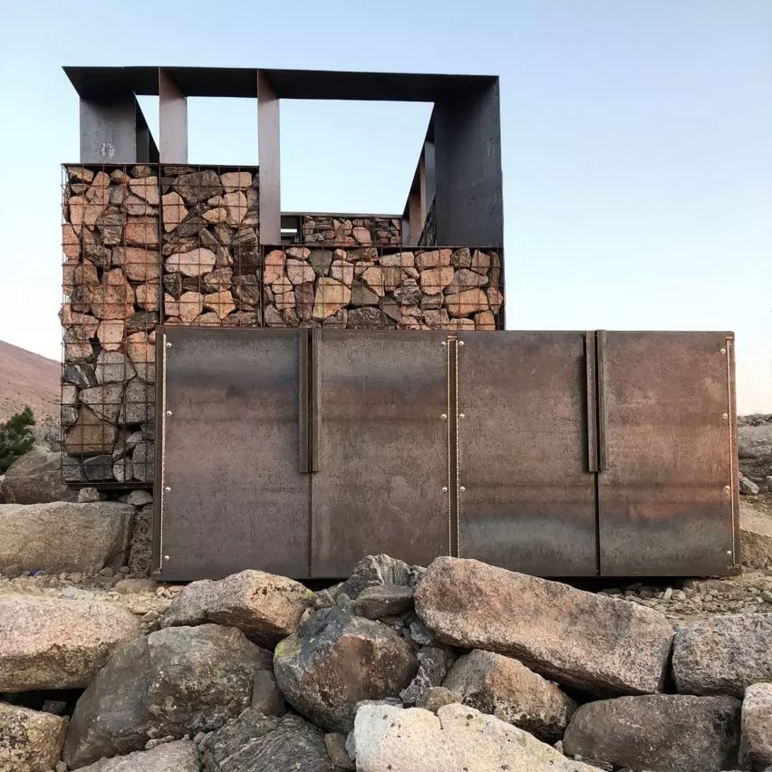 Koloradodagi qurilish ustaxonasi talabalari tomonidan Longs Peak Privies