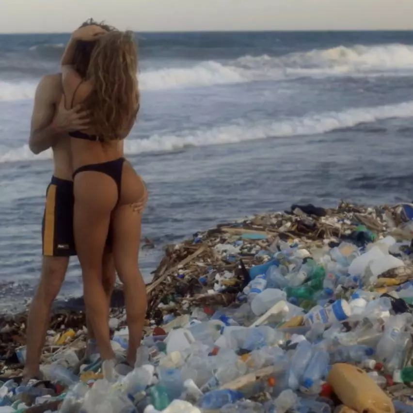 Porn Terkotor Pernah oleh Pornhub bertujuan untuk meningkatkan Monet untuk mengeluarkan plastik dari lautan
