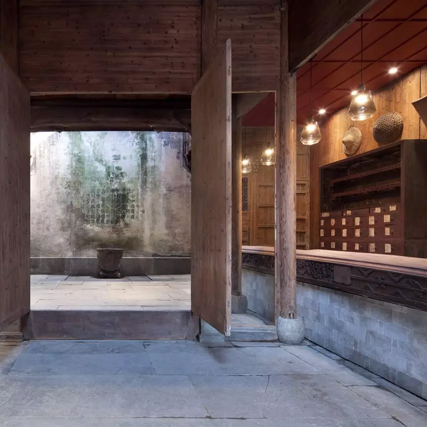 Na 10 n-óstán is fearr ag Dezeen in 2019: Interiors of Wuyuan Skywells hotel, deartha ag anySCALE Architecture Design