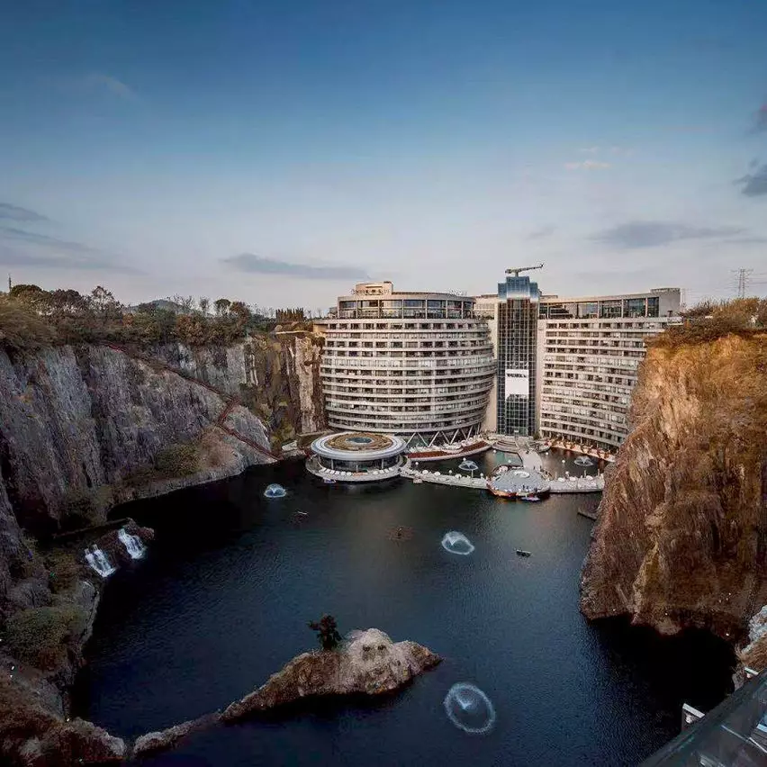 Na 10 n-óstán is fearr ag Dezeen in 2019: Óstán Quarry: Óstán Shimao Wonderland Intercontinental sa tSín le Jade+QA