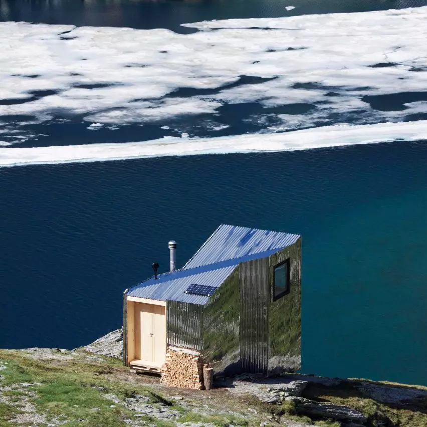 N'elu ugwu Hut na Piz Lunghin na Swiss Alps