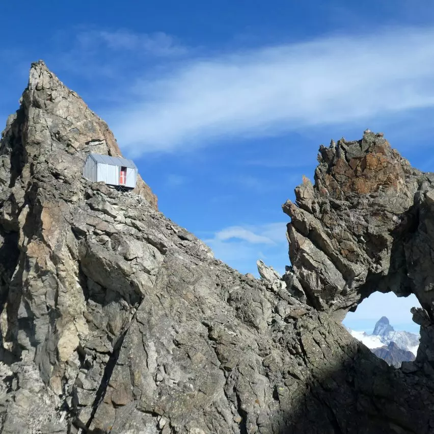 Bivouac Luca Pasqualetti sitere na Roberto Dini na Stefano Girodo na Italian Alps