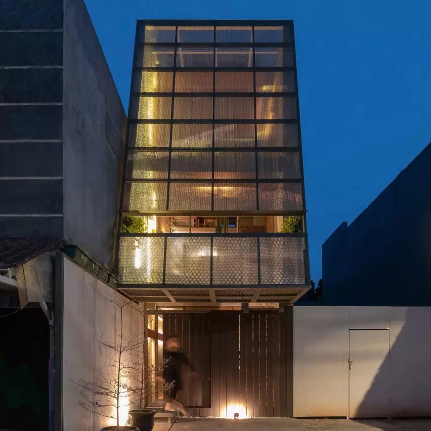 Top 10 hús Dezeen árið 2019: 3500 Millimeter House eftir Ago Architects