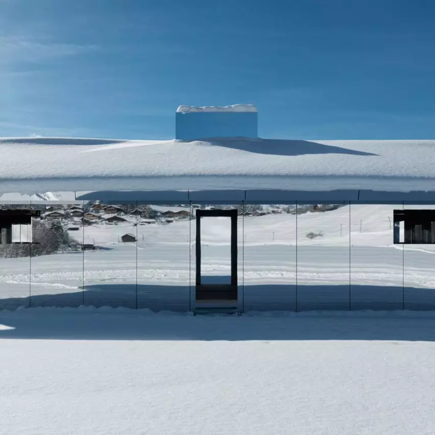 Nangungunang 10 bahay ng Dezeen ng 2019: Doug Aitken Gstaad mirrored house installation