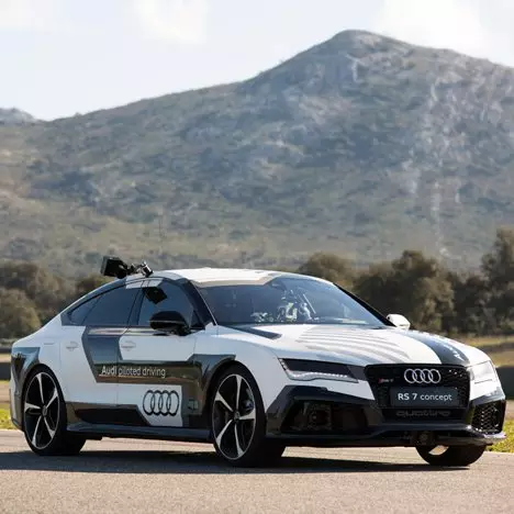 “Audi” -iň aşa çalt sürüjisiz awtoulagy kiçi film studiýasy bilen enjamlaşdyrylandyr