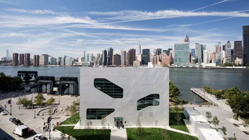 Queens Library at Hunter's Point eftir Steven Holl Architects