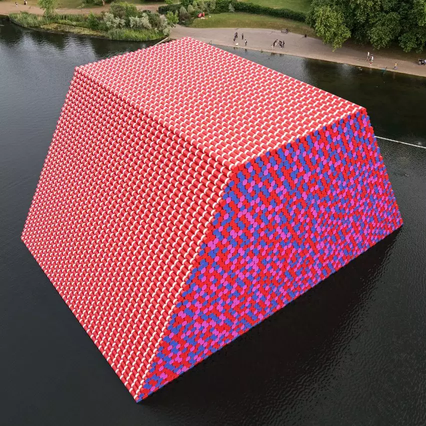 Dezeen'in 2018'in en iyi 10 kurulumu: Londra Mastaba, İngiltere, Christo