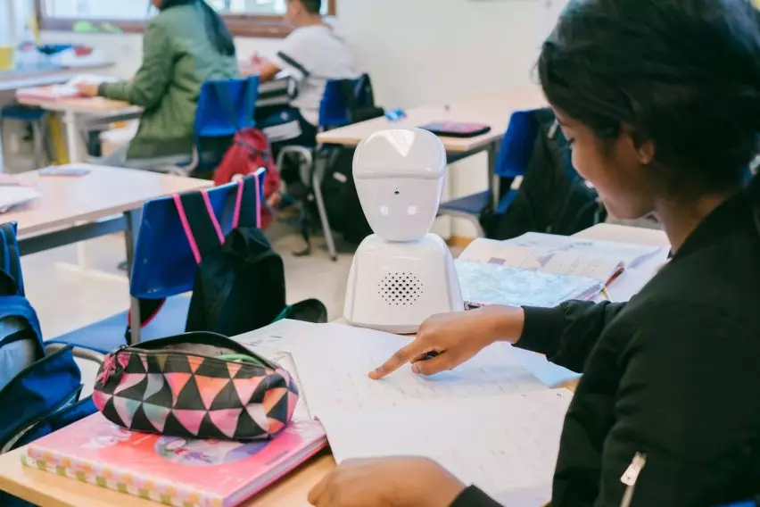 AV1 é un robot que axuda aos nenos enfermos a seguir as tarefas escolares