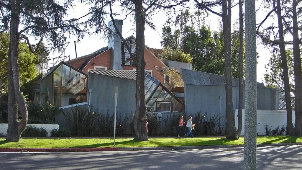 Isandiso se-Gehry House sibonakala "siphuma ngaphakathi kwendlu"