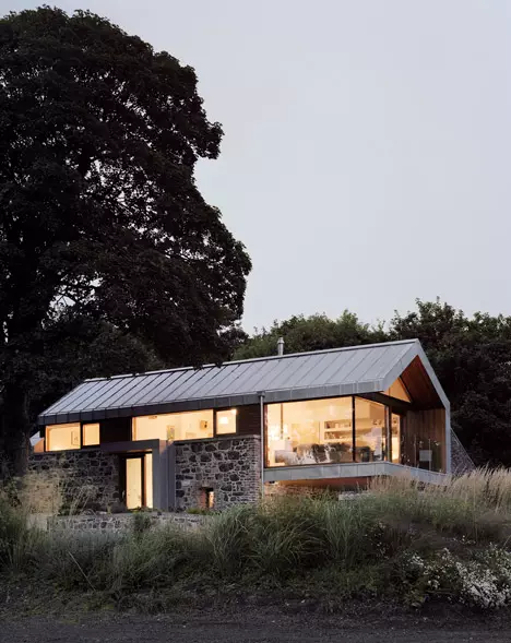 Loughloughan Barn af McGarry Moon Architects Ltd_dezeen_2