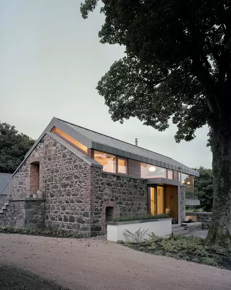 Loughloughan Barn ke McGarry Moon Architects Ltd_dezeen_4