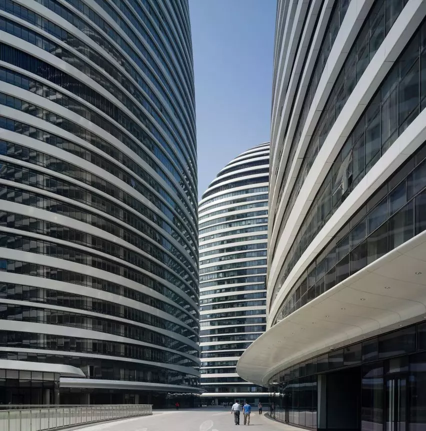 Umakhi wezakhiwo uwine icala lasenkantolo ngokumelene nesizindalwazi esasithi umklamo we-Zaha Hadid Architects u-Wangjing Soho wayenawo. I-Feng Shui embi