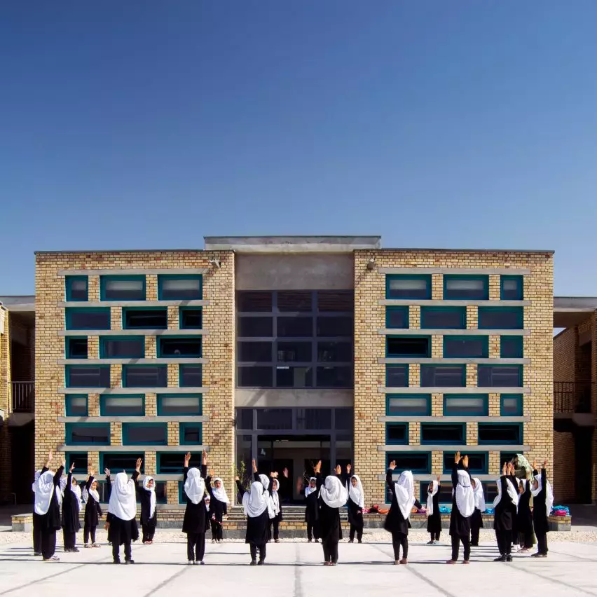 Escola de Meninas Gohar Khatoon; Mazar-i-Sharif, Afeganistão, por Robert Hull e pelo departamento de arquitetura da Universidade de Washington