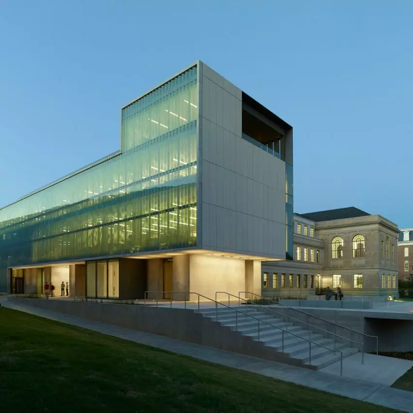 Vol Walker Hall e o Centro de Design Steven L Anderson; Fayetteville, Arkansas, por Marlon Blackwell Architects