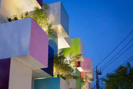 Sugamo Shinkin Bank ni Emmanuelle Moureaux