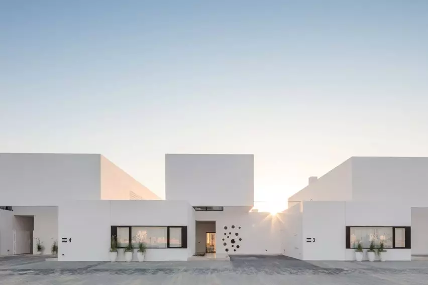 Associated Architects Partnership 在科威特的 Khiran 度假村設計極簡主義住宅露台 46681_1