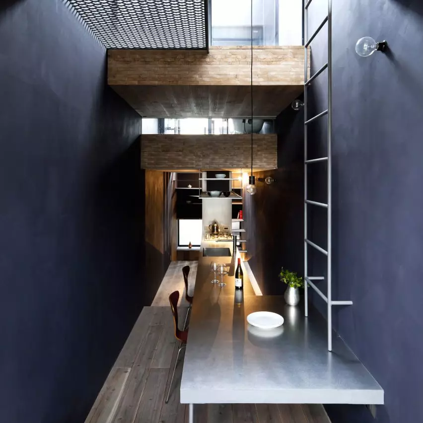 I-1.8 Meter Wide House eyenziwe yi-YUUA Architects and Associates