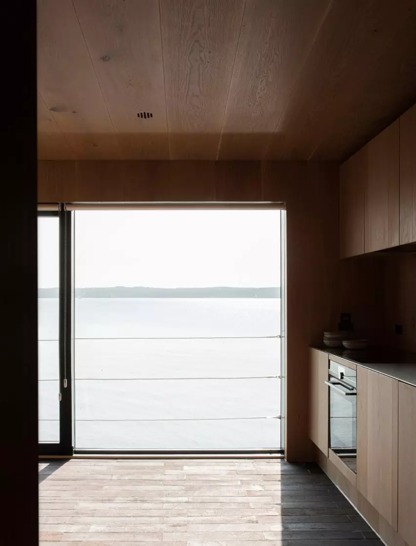 Kitchen of Fjord Boat House od Norm Architects má výhled na jezero