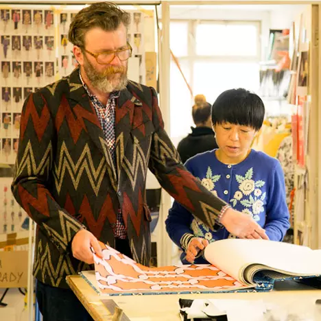 Mark Eley (esquerra) i Wakako Kishimoto (dreta) al seu estudi del sud de Londres