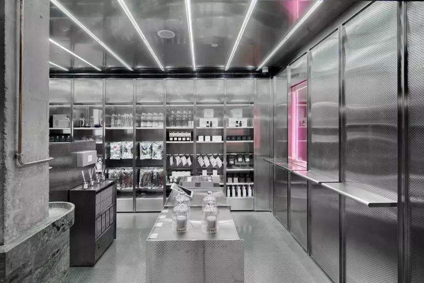 Neri&Hu elävöittää Little B -myymälää Shanghaissa valkoisilla laatoilla ja neonvaloilla 47479_4