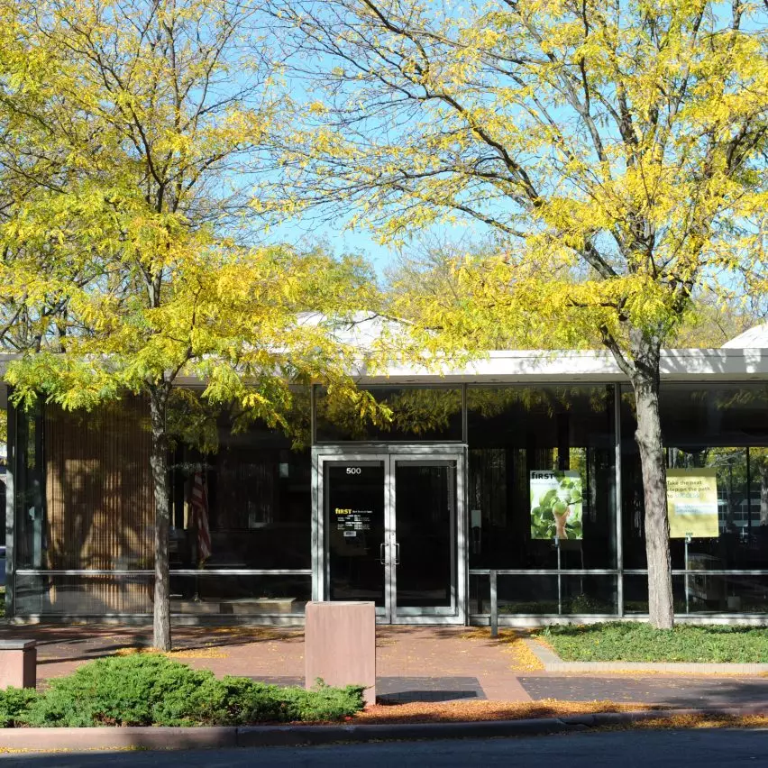 Irwin Conference Center (yomwe kale inali Irwin Union Bank) yolembedwa ndi Eero Saarinen, 1954