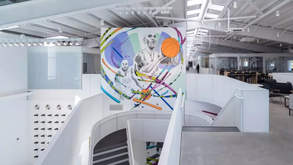 LOHA LA میں Nike Icon Studios کی عمارت کے اندر ہوا دار ماحول بناتا ہے۔