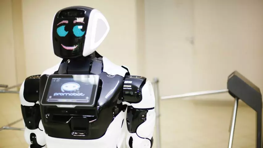 Imashini ya robot ya Promobot ikoreshwa na Tesla