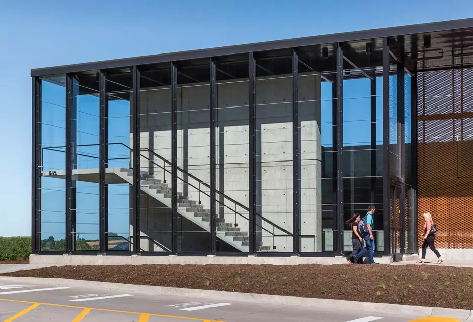 Campus Parking Facility af Substance Architecture i West Des Moines, Iowa.