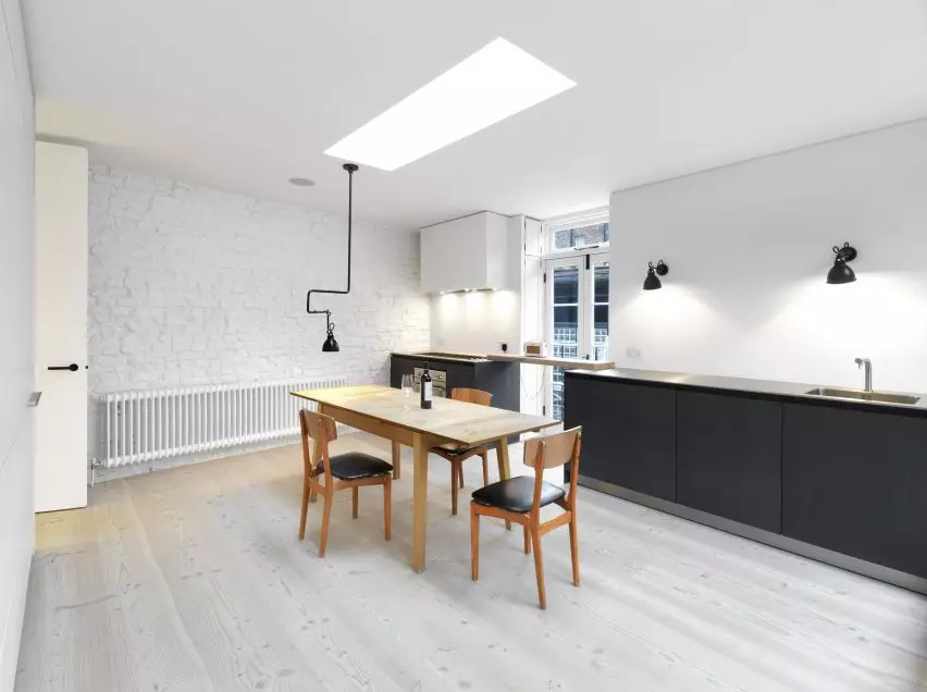 Black & White Mews di Threefold Architects