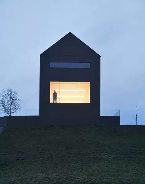 Grange noire par Arhitektura d.o.o. offre une vue panoramique sur la campagne slovène