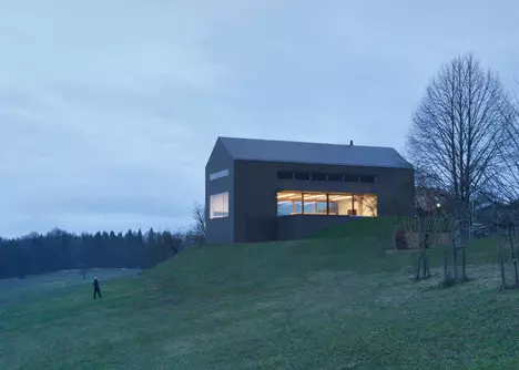 Black Barn de Arhitektura d.o.o. ofrece vistas panorámicas del campo esloveno