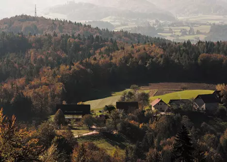 Black Barn troch Arhitektura d.o.o. jout panoramyske opfettings fan it Sloveenske plattelân