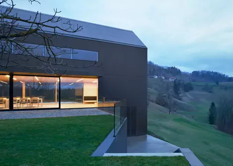 Grange noire par Arhitektura d.o.o. offre une vue panoramique sur la campagne slovène