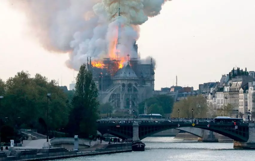 Notre-Dame Cathedral a kan wuta