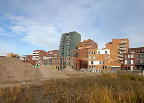 Turquoise ntauwd los ntawm NL Architects uas staggers rov qab los tsim lub hnub ci balconies