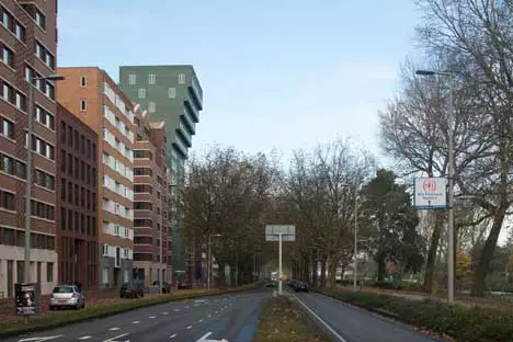 Turkusowa wieża autorstwa NL Architects, która cofa się, aby stworzyć słoneczne balkony